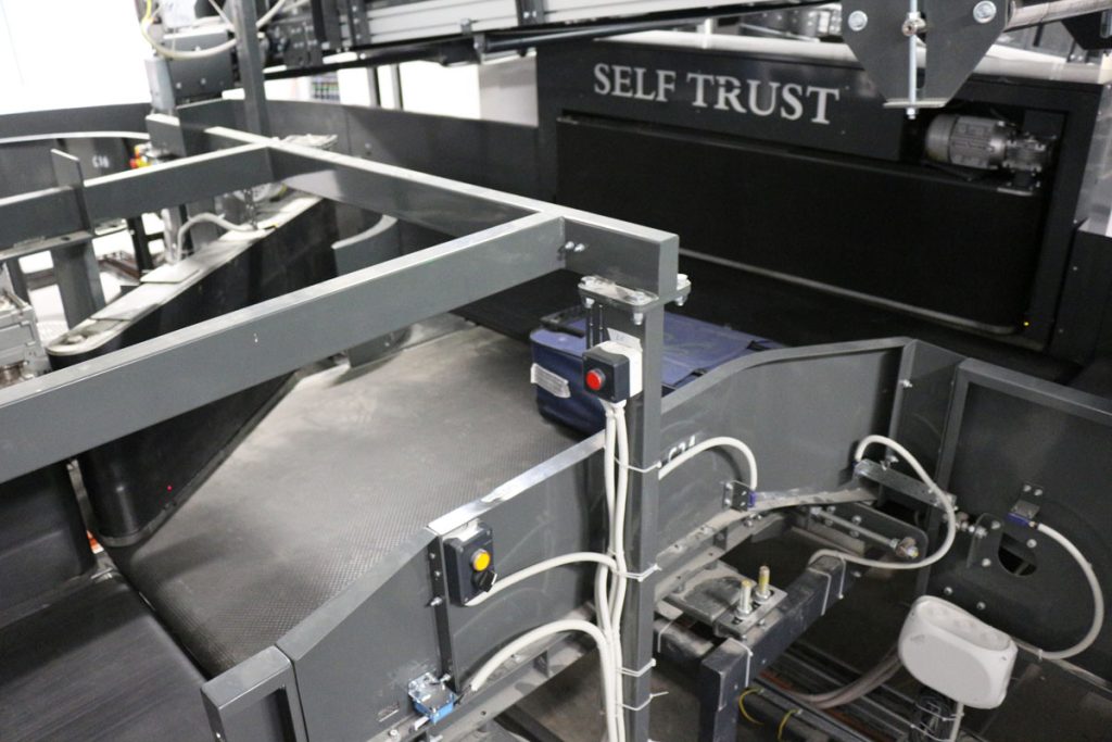 Self Trust Horizontal Diverter - Baggage Handling System - CITCOnveyors ...